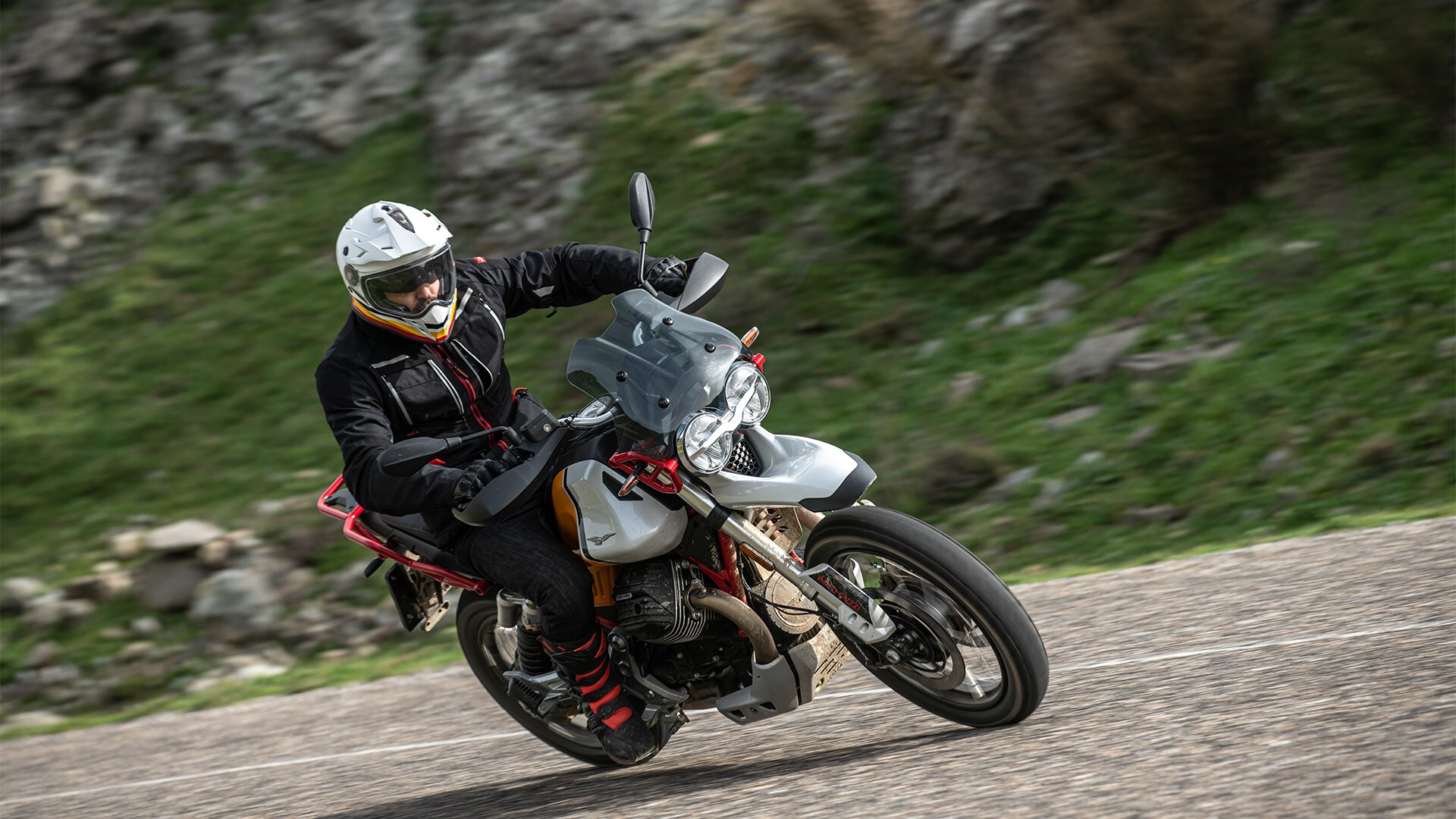 Moto Guzzi V85 TT Evocative Graphics 850: price, consumption, colors