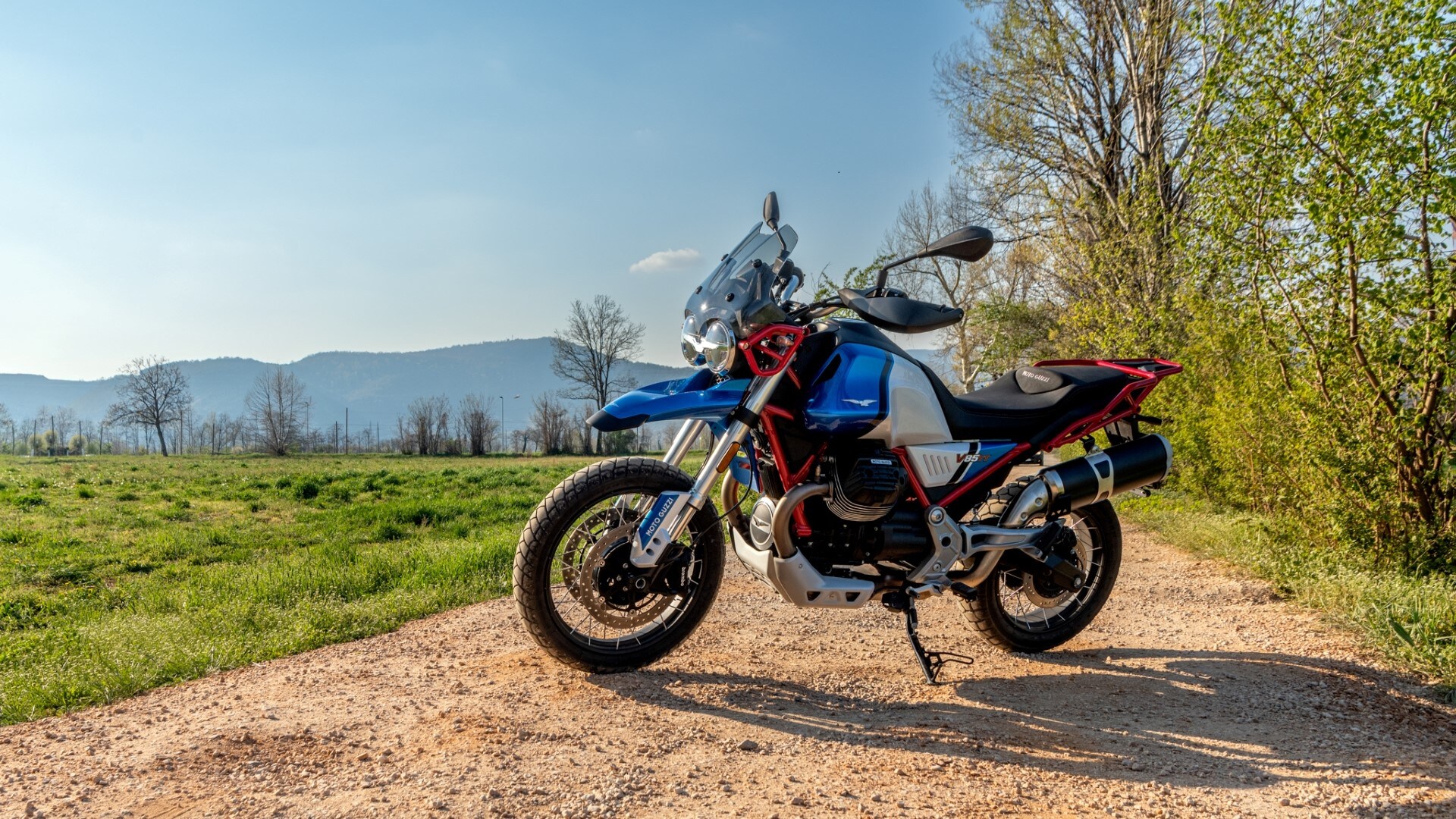 Moto Guzzi V85 TT Evocative Graphics 850: price, consumption, colors