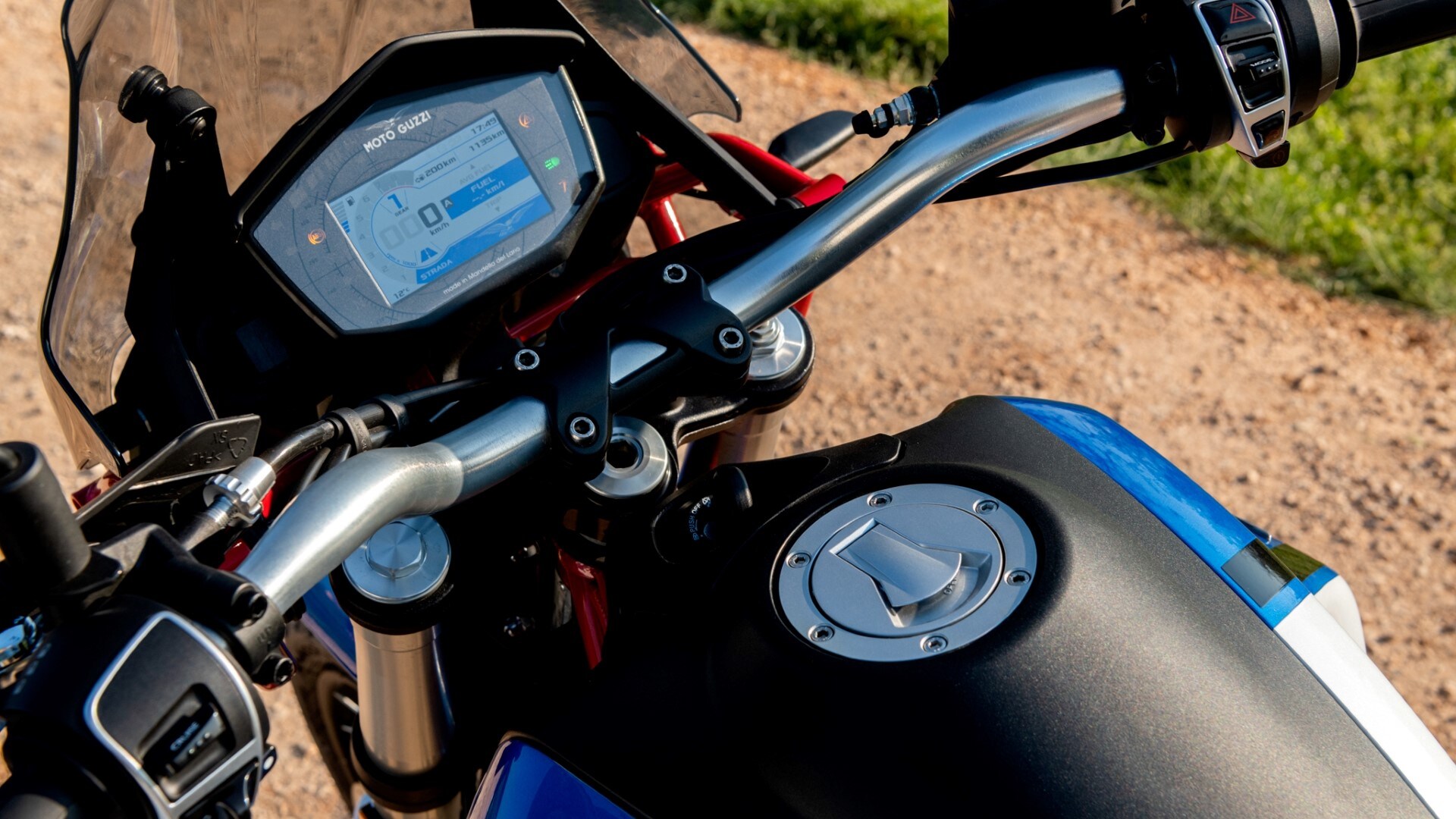 Moto Guzzi V85 TT Evocative Graphics 850: price, consumption, colors