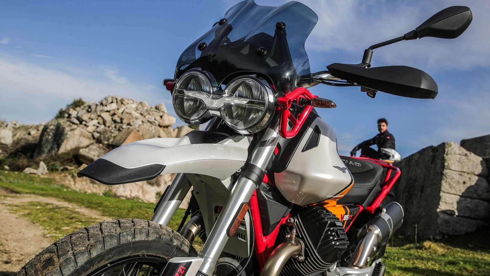 Moto Guzzi V85 TT Evocative Graphics 850: price, consumption, colors